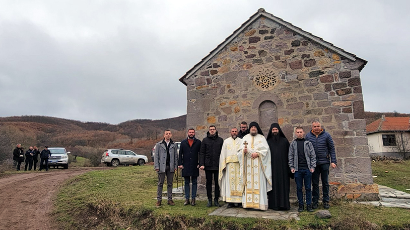 Sveštenstvo SPC ušlo u posed svog provaljenog i oskrnavljenog hrama kod ...
